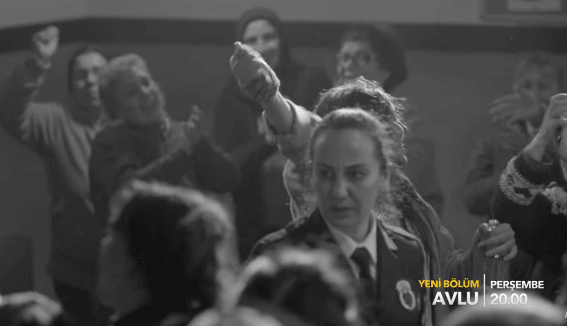 Avlu'da yeni bir isyan doğuyor! Zerrin müdür köşeye sıkıştı! - Diziler.com