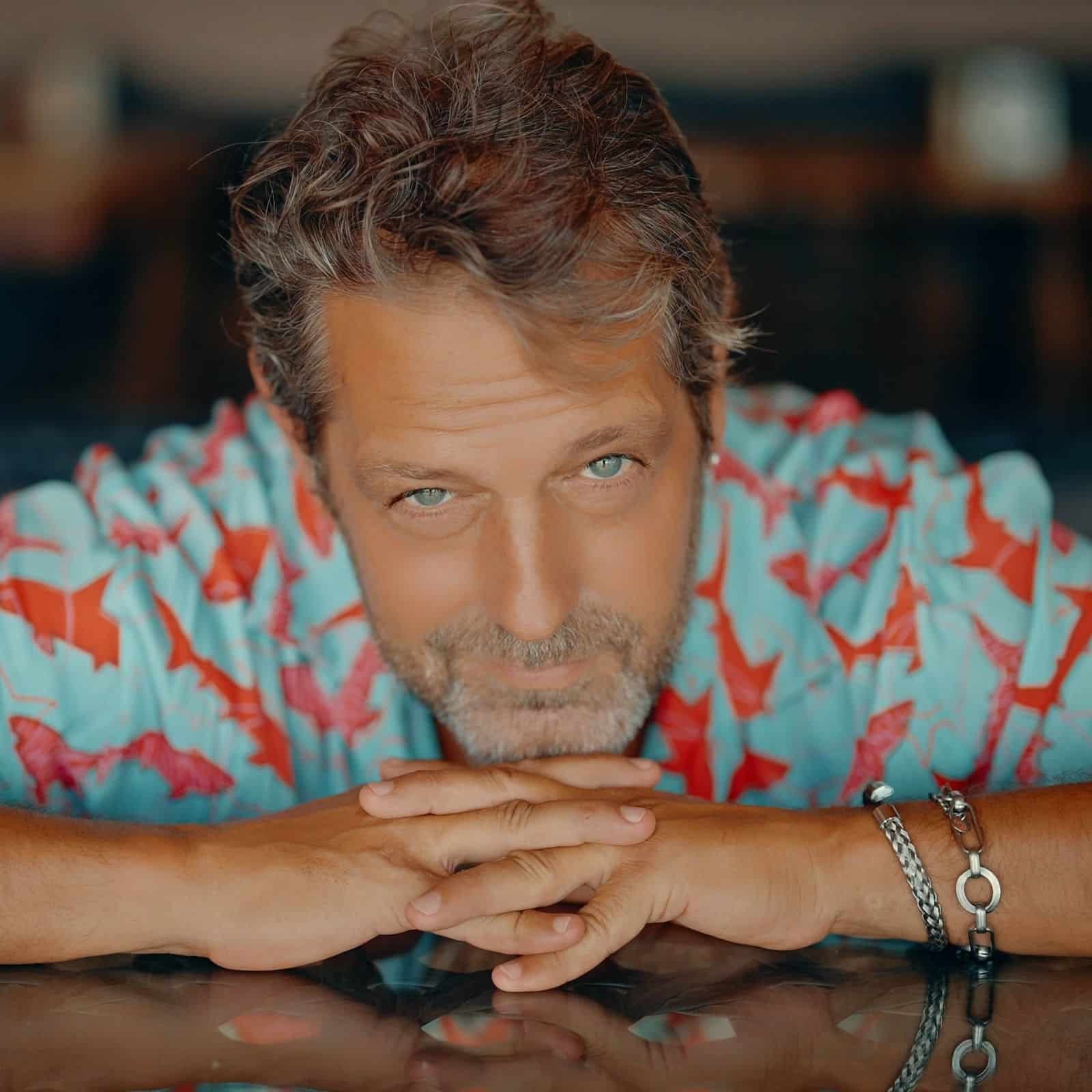 Bora Gencer unutulmaz parça “Dokun Bana”yı yorumladı - Diziler.com