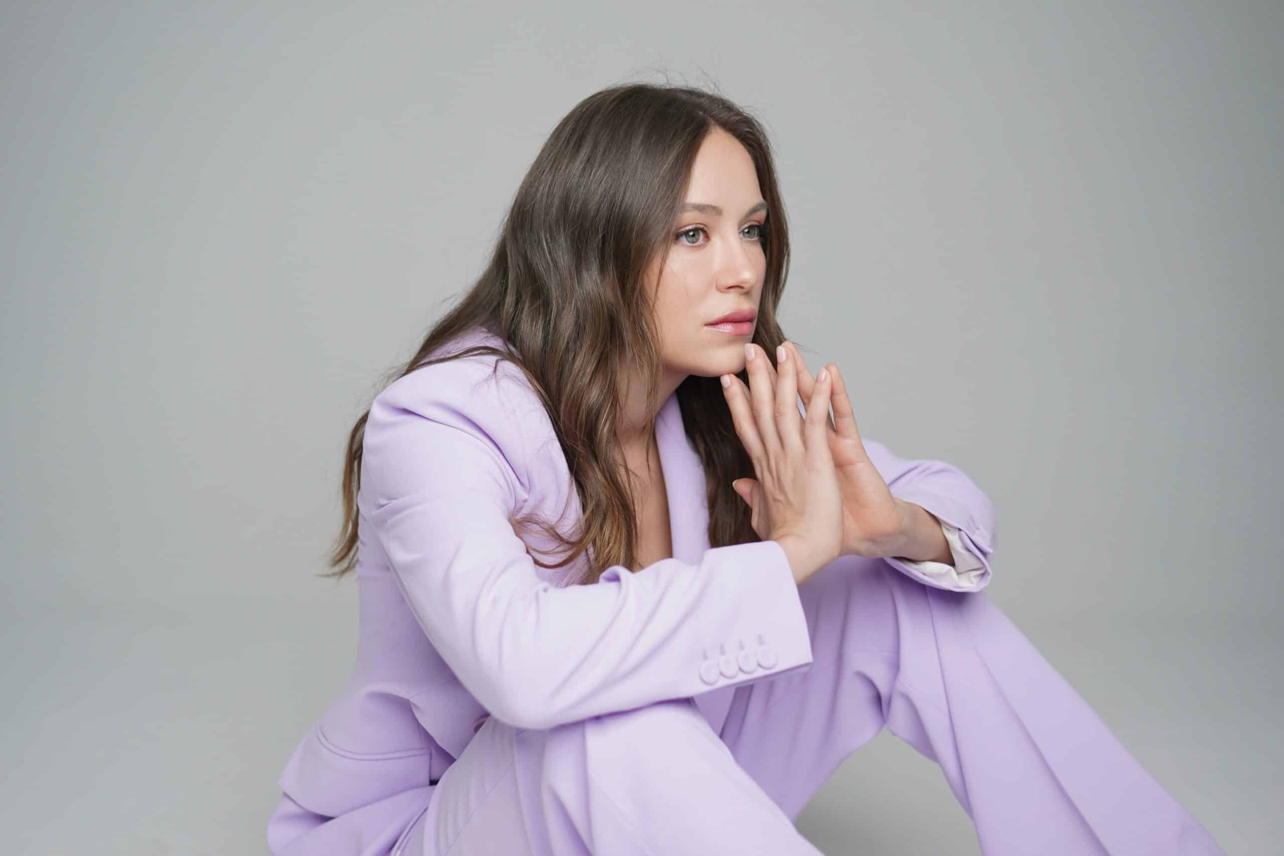 Buse Arslan tek kişilik performansın zorluklarını anlattı - Diziler.com