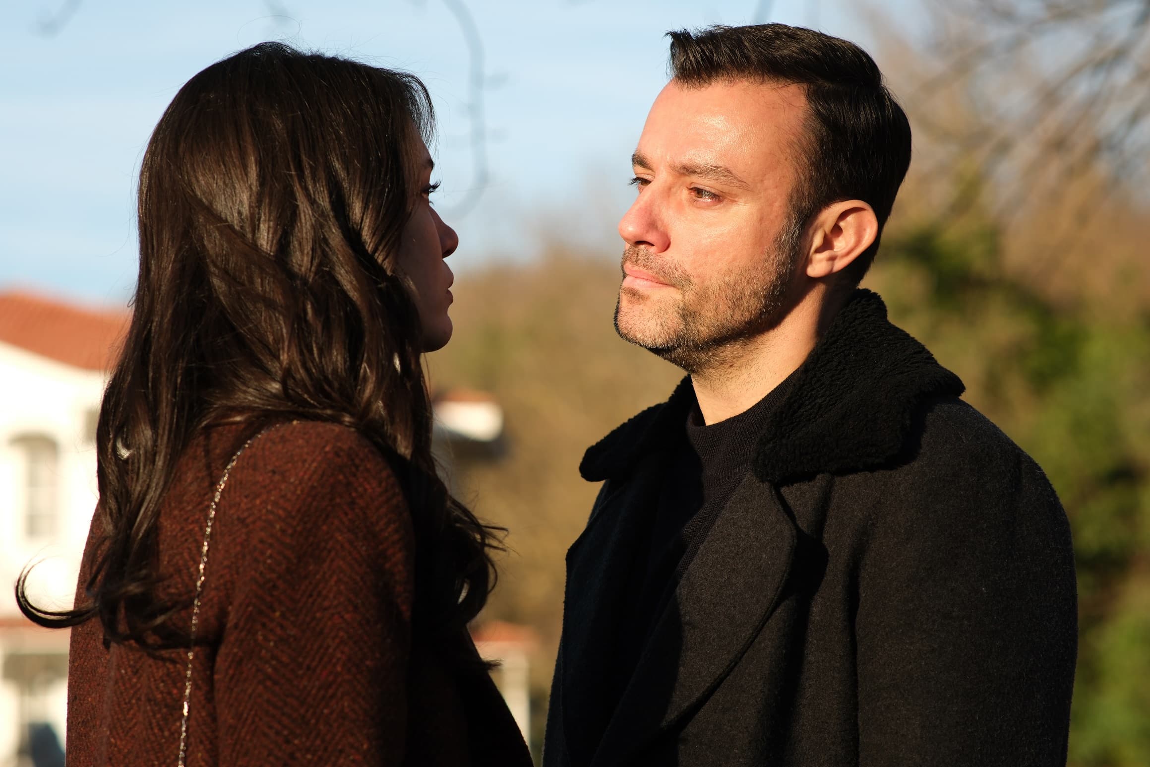 Dilek Taşı 16. Bölümde Ronaların evinde ortalık karıştı! Figen, Mustafa'nın hayatını kurtardı ...