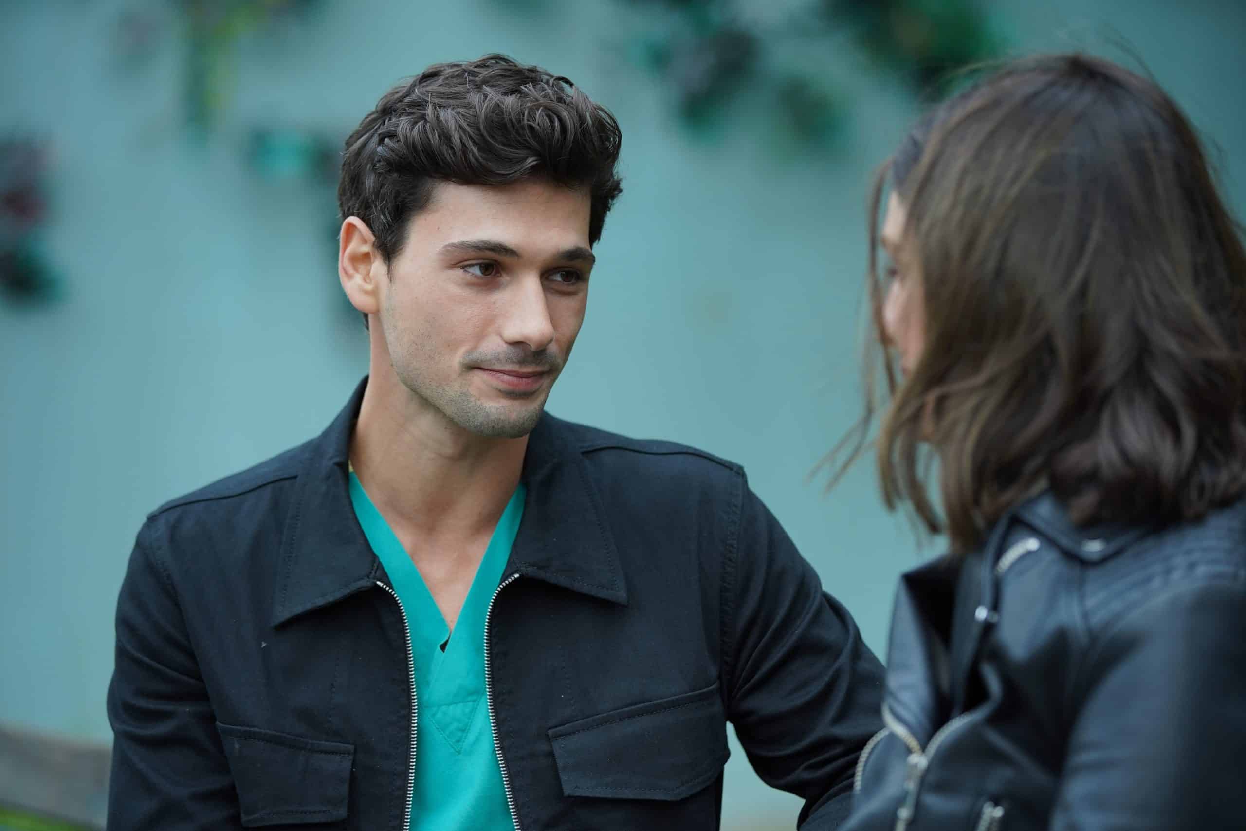 Acile gelen gizemli bir adam Hakan’ı derinden sarsar! - Diziler.com