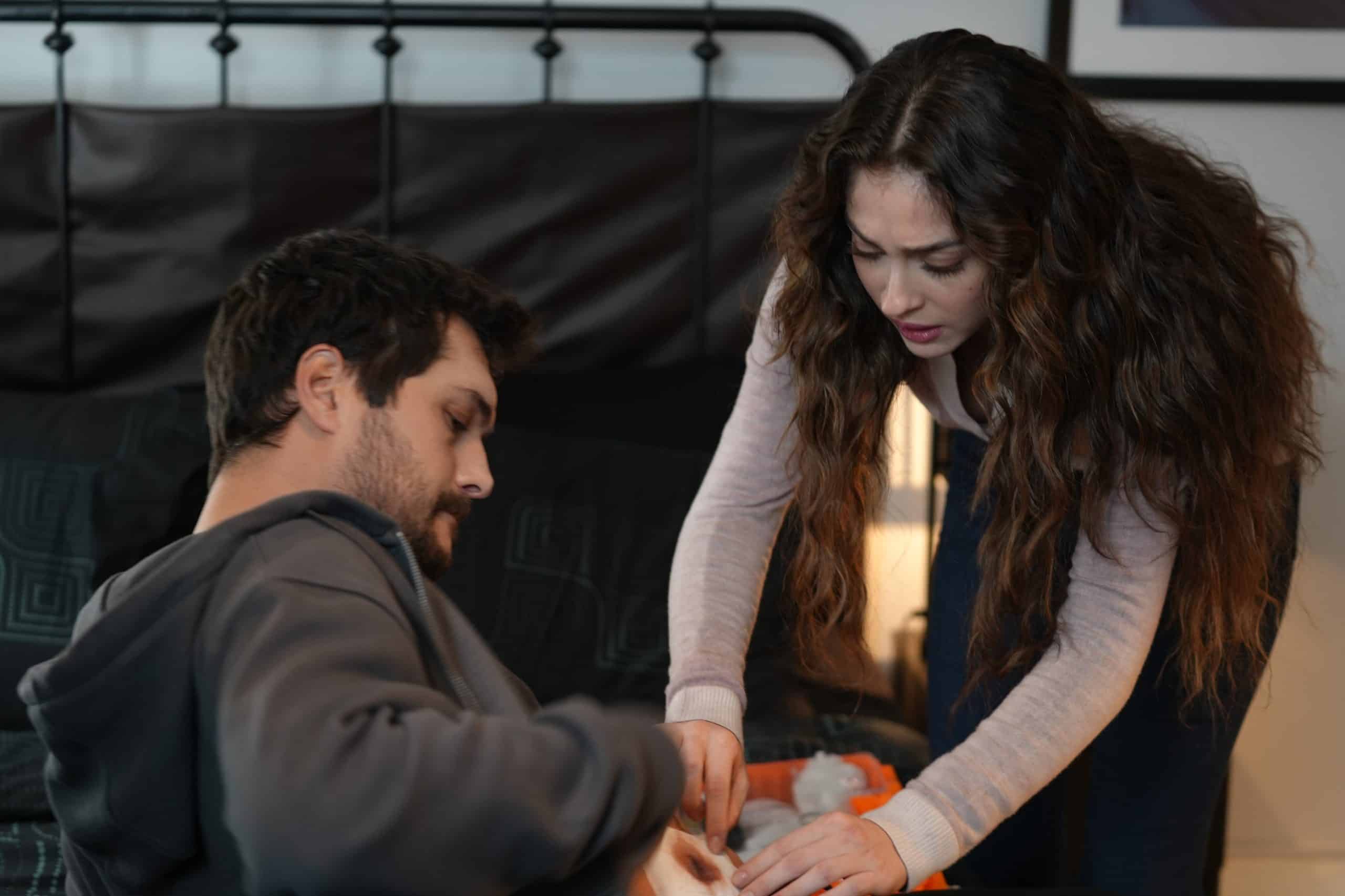 Leyla’nın eve çağırdığı gizemli misafir tüm dengeleri değiştirecektir ...