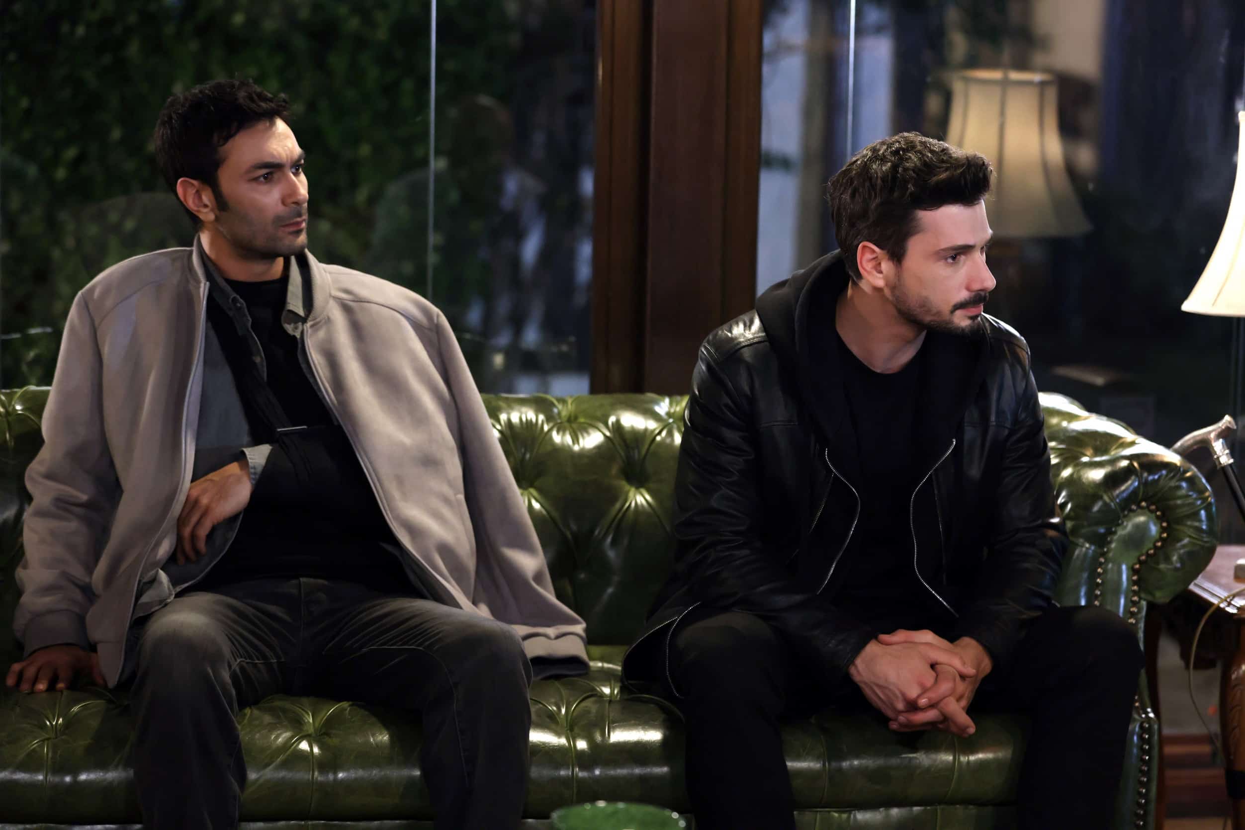 Hudutsuz Sevda 44. Bölümde Halil İbrahim, Enver'i yakaladı! Zeynep, Kaan'ı vurmaya kalktı ...