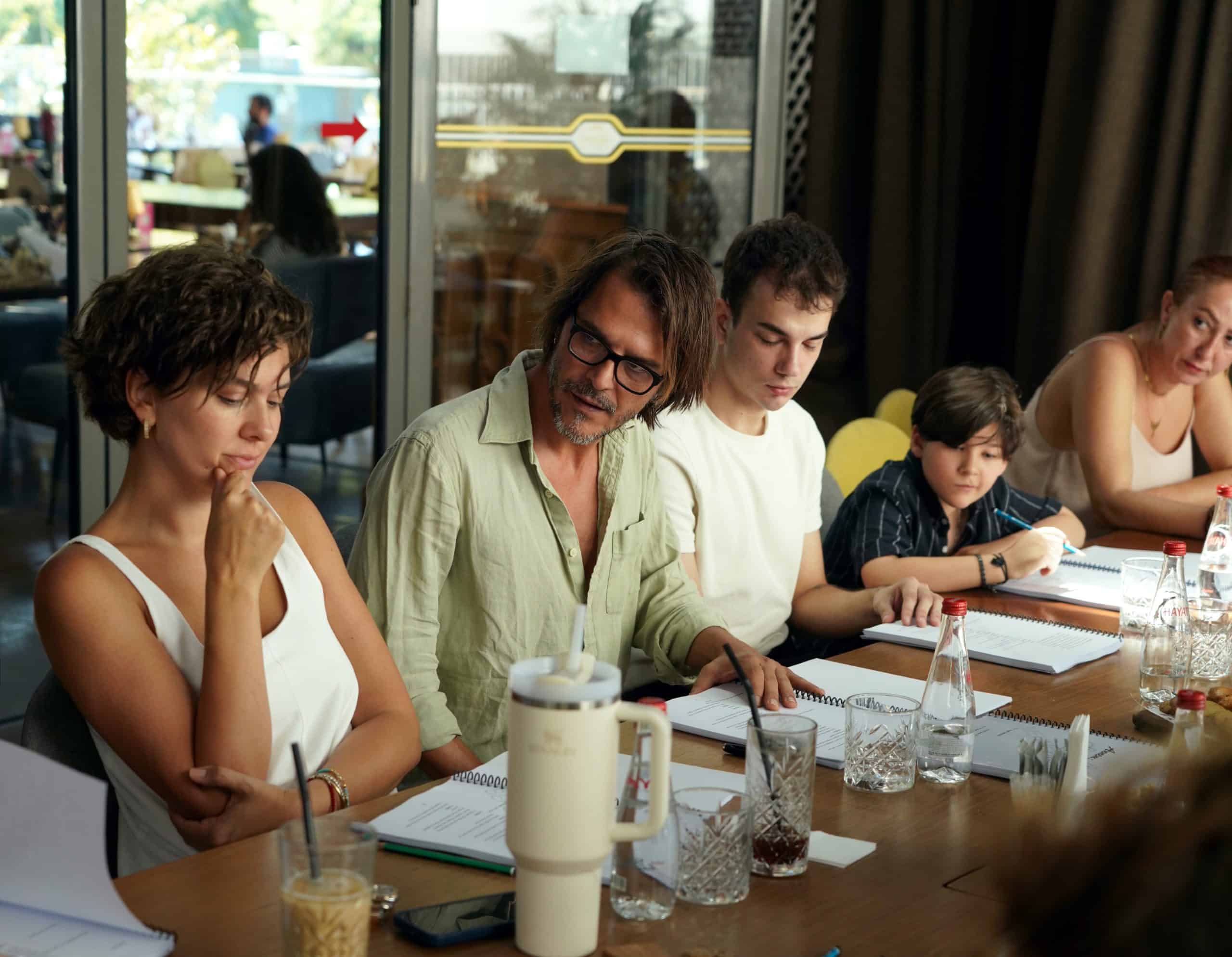 Mehmet Günsür, “Annem Ankara” için Türkiye’ye döndü! Bu sezon herkes ...