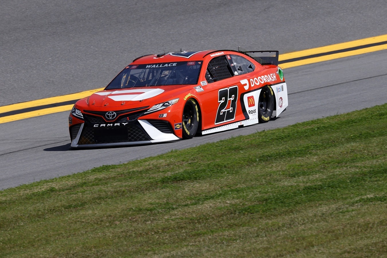 Netflix, NASCAR'ın gündemdeki takımı ve sürücüsünün belgeselini yapıyor ...