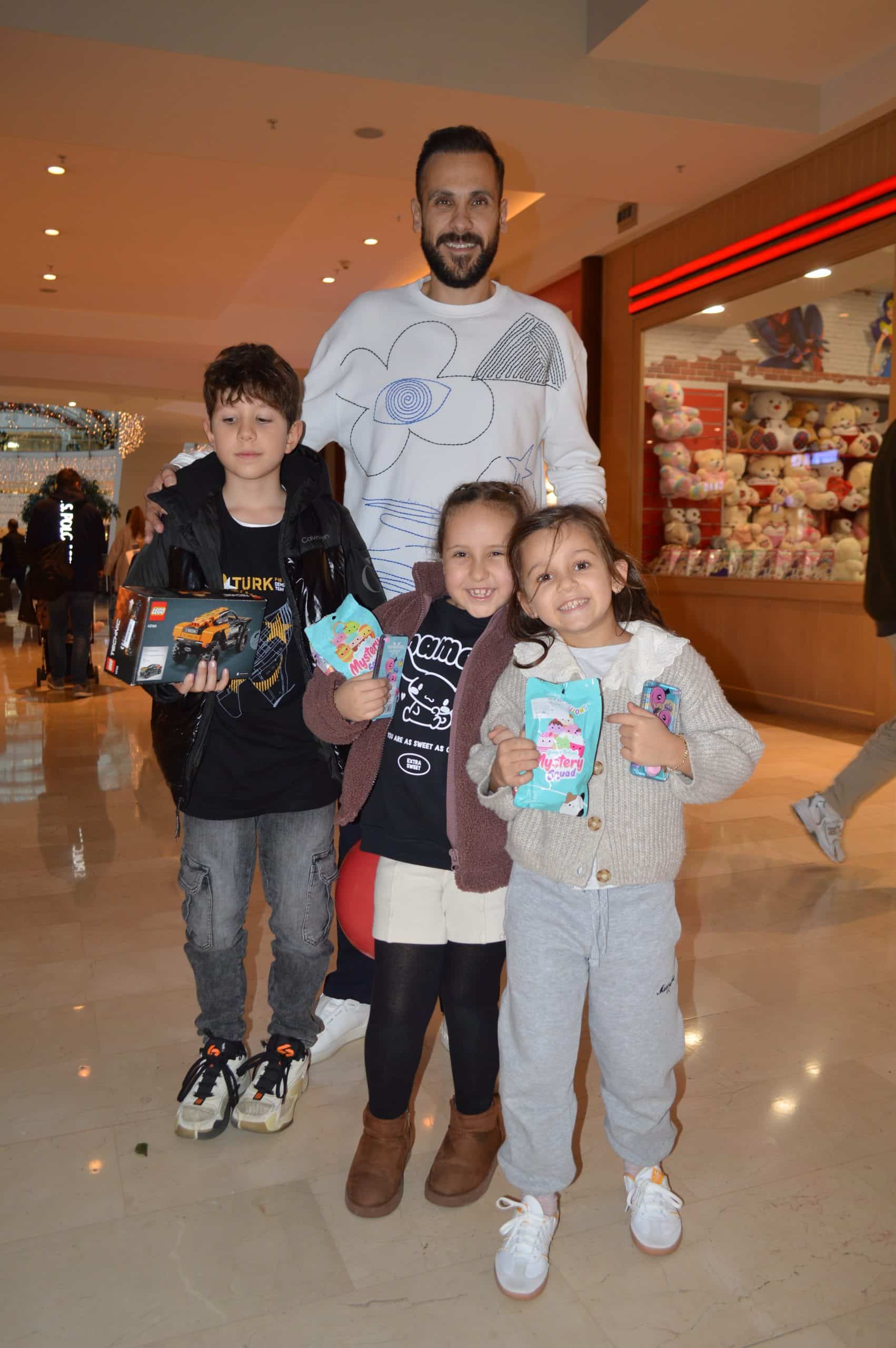 Ümit Erdim, sempatik tavırları ile dikkat çekti! - Diziler.com