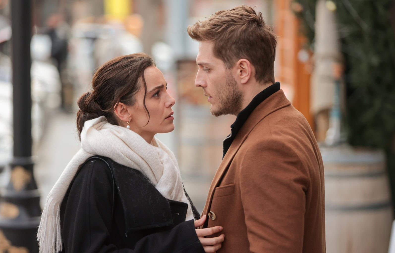 Siyah Kalp 18. Bölümde Hikmet geçmişte yaşadıklarını Tahsin'e anlattı ...