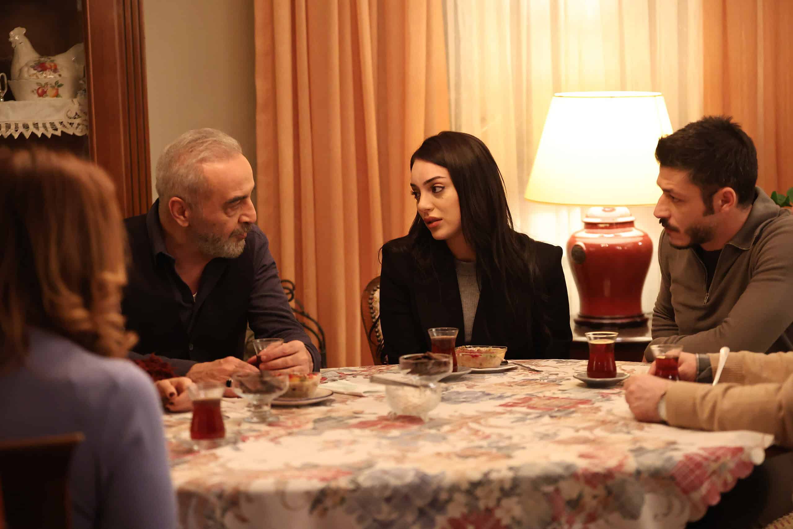 İnci Taneleri 35. Bölümde Yücedağ ailesi tekrar birleşti! Dilber ...