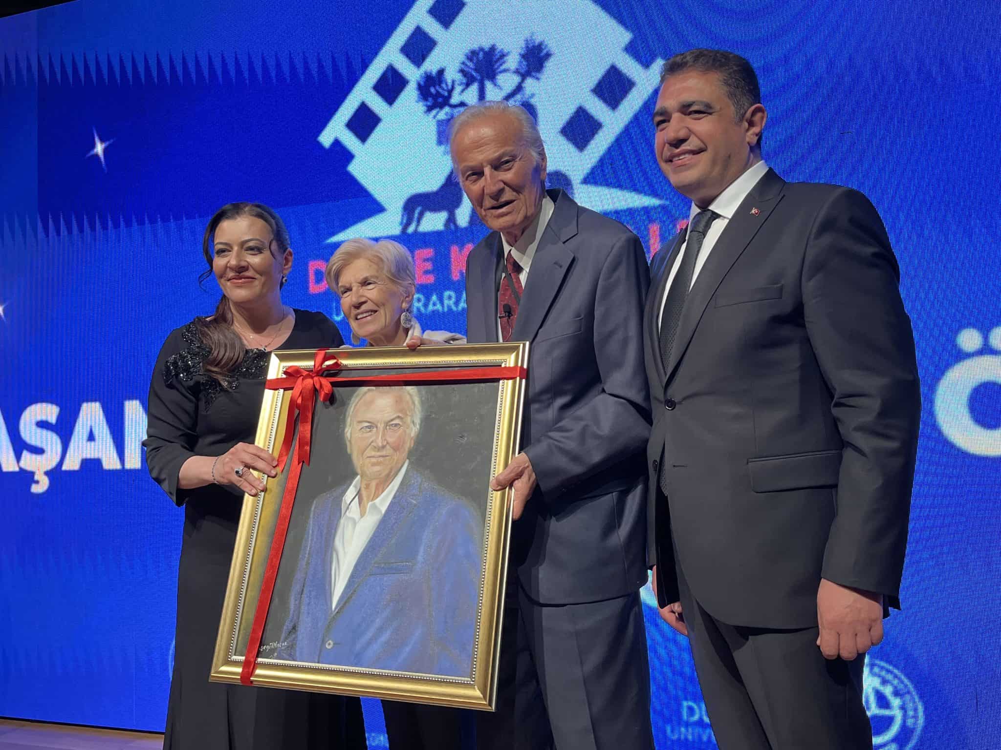 Usta oyuncu Ediz Hun, ödül töreninde eşi Berna Hun'u öpücüklere boğdu ...