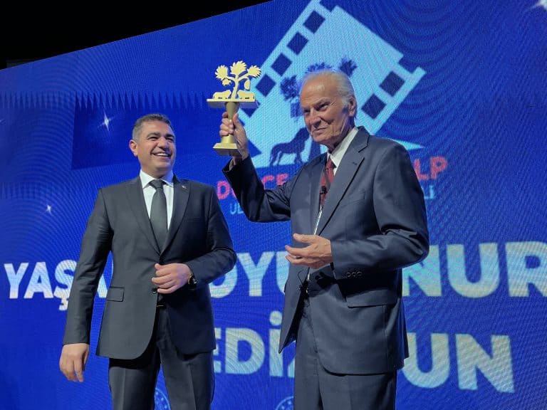 Usta oyuncu Ediz Hun, ödül töreninde eşi Berna Hun'u öpücüklere boğdu ...