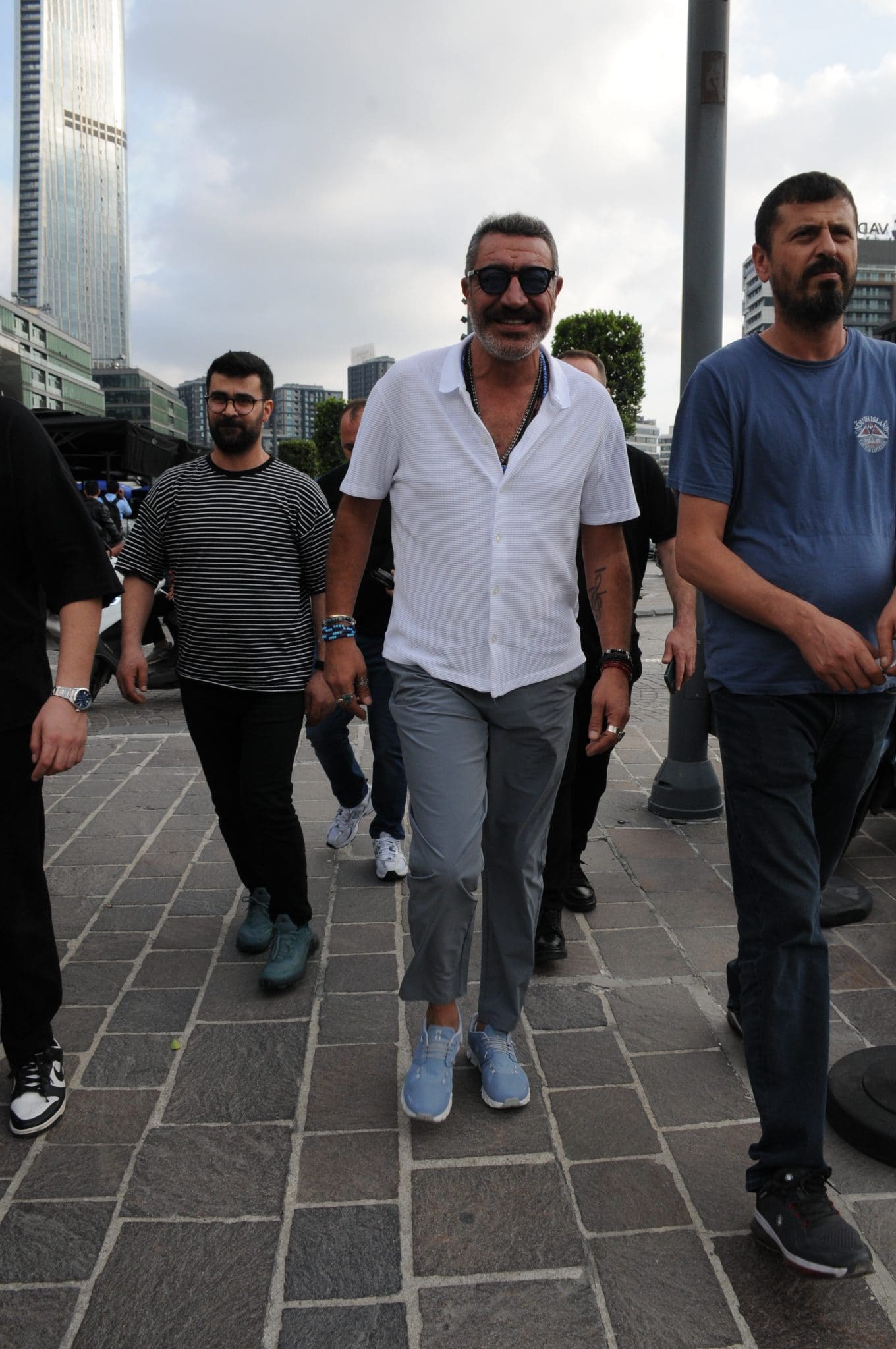 Hakan Altun ''Sevdim Sevdim ''şarkısıyla dinleyicileri buluşturdu ...