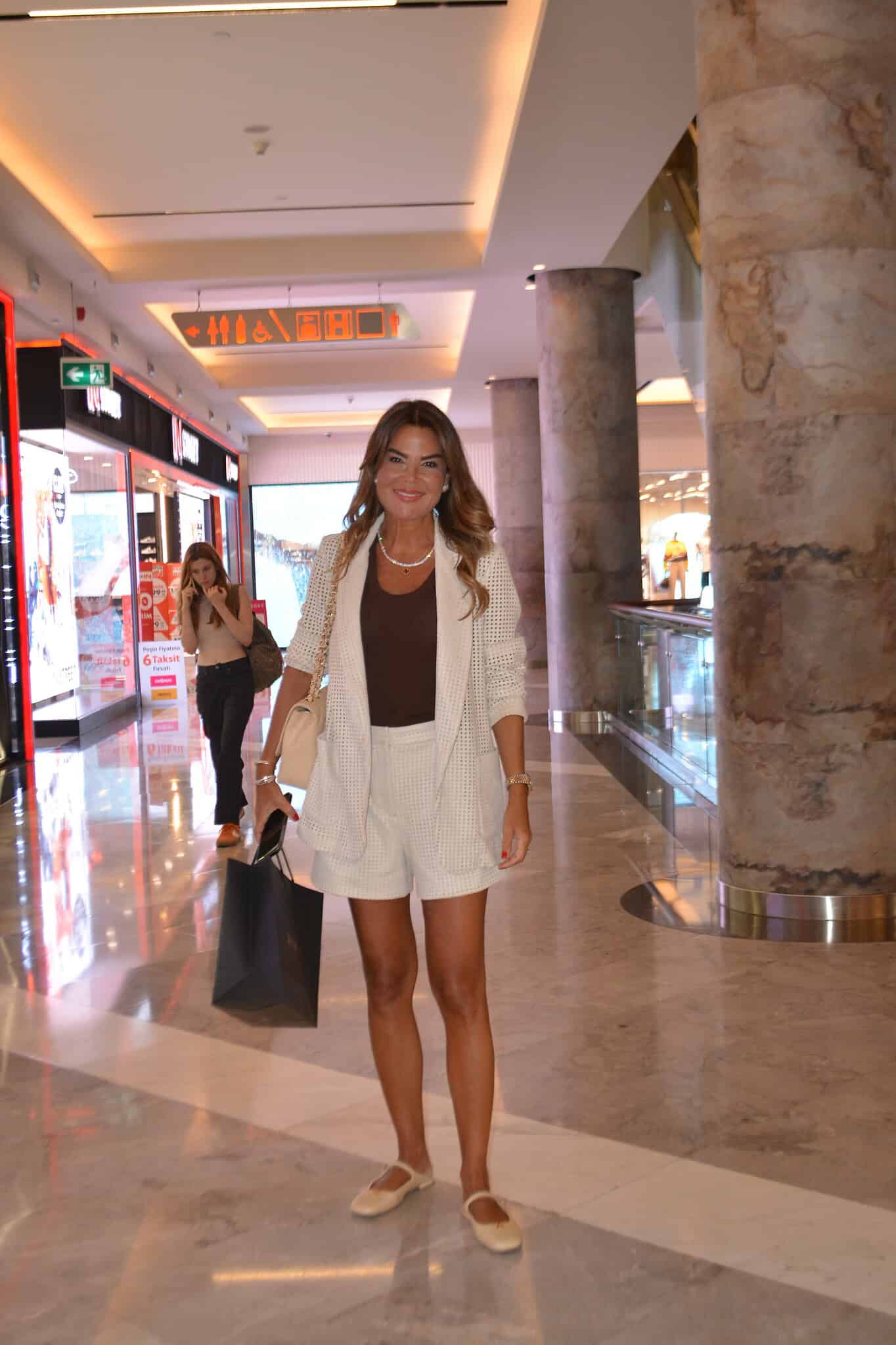 Ünlüler AVM gezilerinde böyle görüntülendi! - Diziler.com