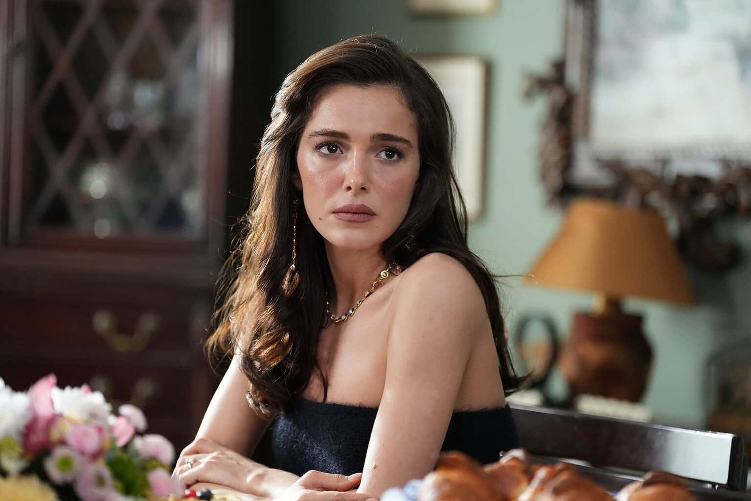 Kıskanmak 13. Bölümde Melek hayatını kaybetti! Ferhat, Seniha'yı binadan aşağı itti! - Diziler.com