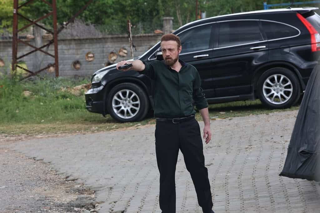 Uzak Şehir'in sezon finalinde Zerrin, Demir'in sonunu getirdi! Boran ...